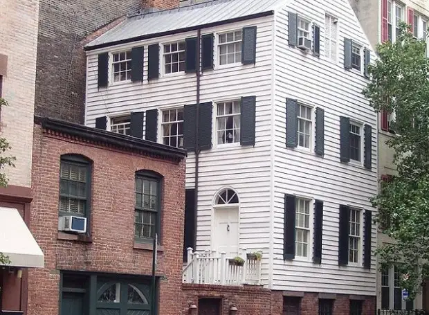 10 buildings and other objects trapped in completely inappropriate places