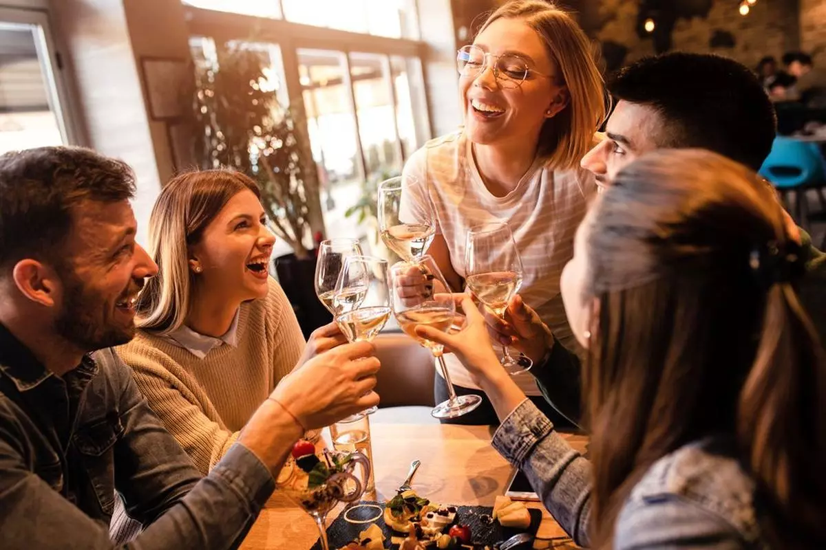 La música fuerte en el restaurante hará que la comida parezca más nítida.