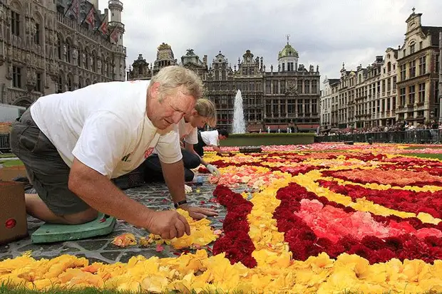 Alfombras feitas con flores