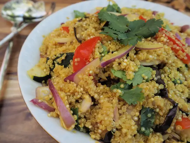 Vitamins don cututtuka na jijiyoyin jini. Ana samun Magnesium a cikin kwayoyi, koren salads, broccoli, hatsi (buckwheat), quinoa.