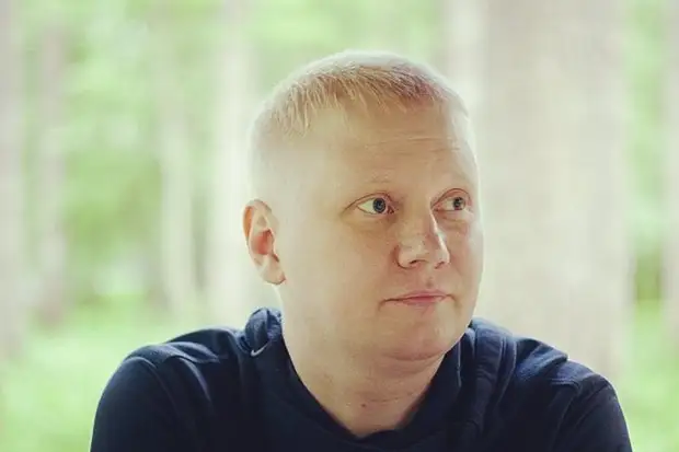 Ein Bauarbeiter aus Jekaterinburg hilft Veteranen und Behinderten. Und um sein Geschäft weiterzuführen, gibt er das Auto kostenlos zur Verfügung