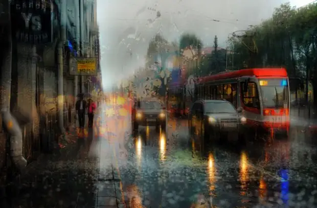 今天圣彼得堡在下雨……