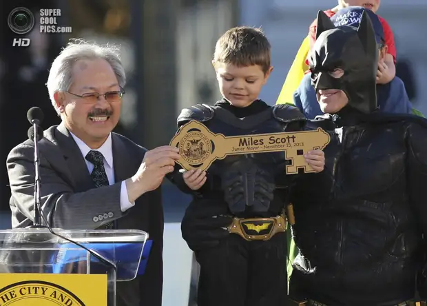 USA. San Francisco, California. 15th of November. San Francisco Mayor Ed Lee presents the kid with a symbolic key to the city. (REUTERS / Robert Galbraith)