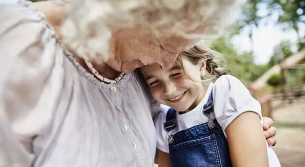Alle Großmütter machen das: Warum verwöhnt die ältere Generation ihre Enkel?