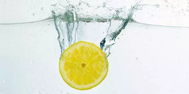 7 důvodů, proč pít ráno citronovou vodu