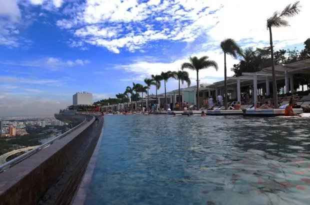 A piscina máis alta do mundo, Singapura, teito do Marina Bay Sands Skypark