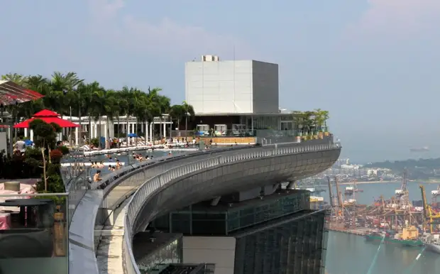 أطول مسبح في العالم ، سنغافورة ، سقف مارينا باي ساندز سكاي بارك
