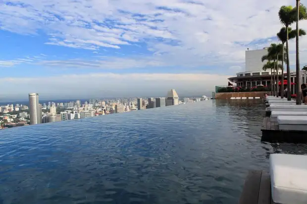 Ang pinakamataas na swimming pool sa mundo, Singapore, bubong ng Marina Bay Sands Skypark