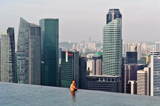 A világ legmagasabb úszómedencéje, Szingapúr, a Marina Bay Sands Skypark teteje