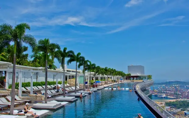 Dünyanın en yüksek yüzme havuzu, Singapur, Marina Bay Sands Skypark'ın çatısı