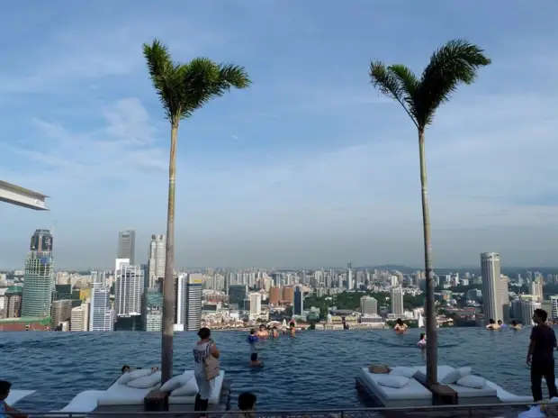 La piscina più alta del mondo, Singapore, tetto del Marina Bay Sands Skypark