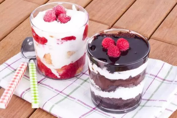 Trifle: ang mga sekreto sa usa ka flaky English nga dessert