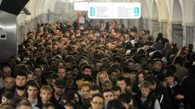 Rush hour sa Moscow metro (larawan ng 2013)