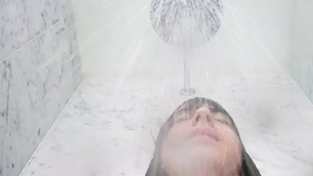 Dona sota la dutxa