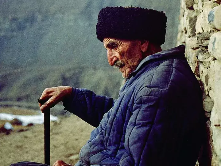 Та яагаад насанд хүрсэн хүүхдүүдэд өөрийгөө дарамт гэж үзэж болохгүй гэж: 50-аас дээш насны хүмүүст зориулсан Кавказын мэргэн ухаан