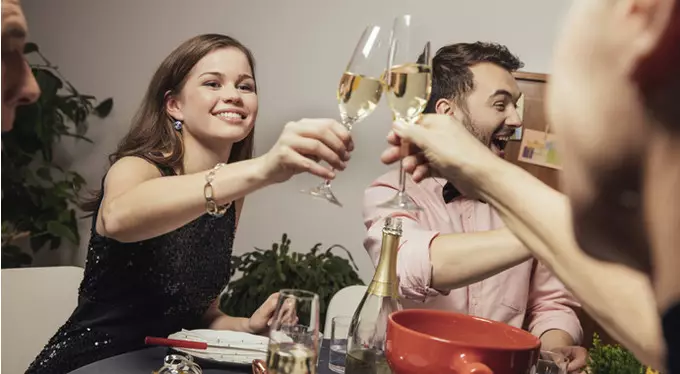 Come evitare le abbuffate durante le feste: 4 regole da un esperto