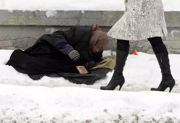 如果一个人在霜冻中躺在街上 - 该怎么办？
