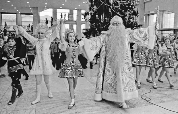 Santa Claus, Snow Maiden dhe të tjerët.