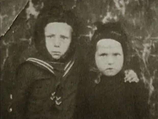 Si Lida Fedoseeva (Shukshina) kasama ang kanyang kapatid na si German Fedoseev. Leningrad, 1942 USSR, mga aktor, kasaysayan, sinehan