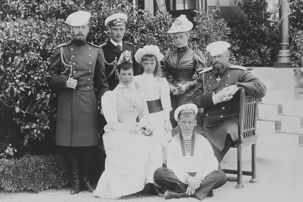 "ကျိန်ဆဲမင်းသားများ" - Nicholas II နှင့်သူ၏ညီများ