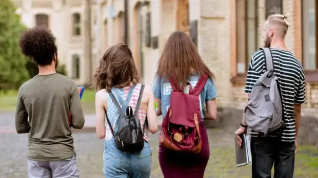 Beim Sprachenlernen haben Jungen und Mädchen gegenüber Kindern eine Reihe von Vorteilen.