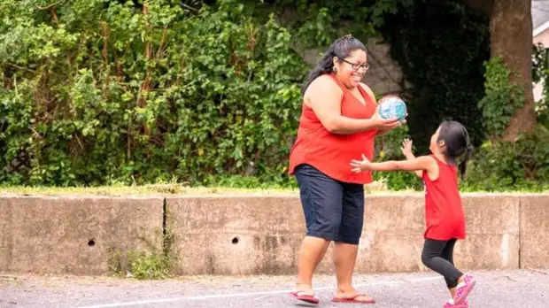 Wenn eine Familie in ein anderes Land zieht, lernen Kinder schneller eine neue Sprache – vielleicht weil sie sie mehr brauchen?