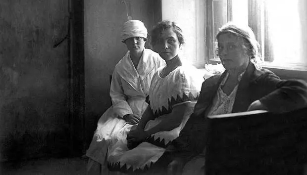 Firotana evînê li Yekîtiya Sovyetê: Ji ber çi jinên Sovyetê yên dewlemend û dewlemend çûne 