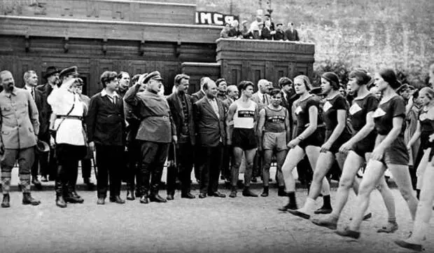 Abel Yenukidze va triar membres del Komsomol pels seus plaers en els esdeveniments festius. / Foto: ic.pics.livejournal.com