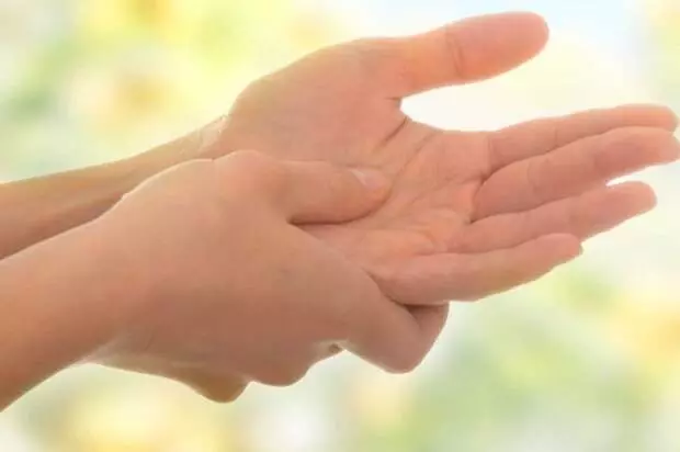 Left hand grows numb, fingers - causes and treatment