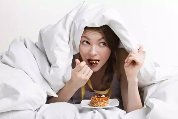 Шөнийн дожоор: яагаад бид унтах шаардлагатай үед хооллодог вэ?